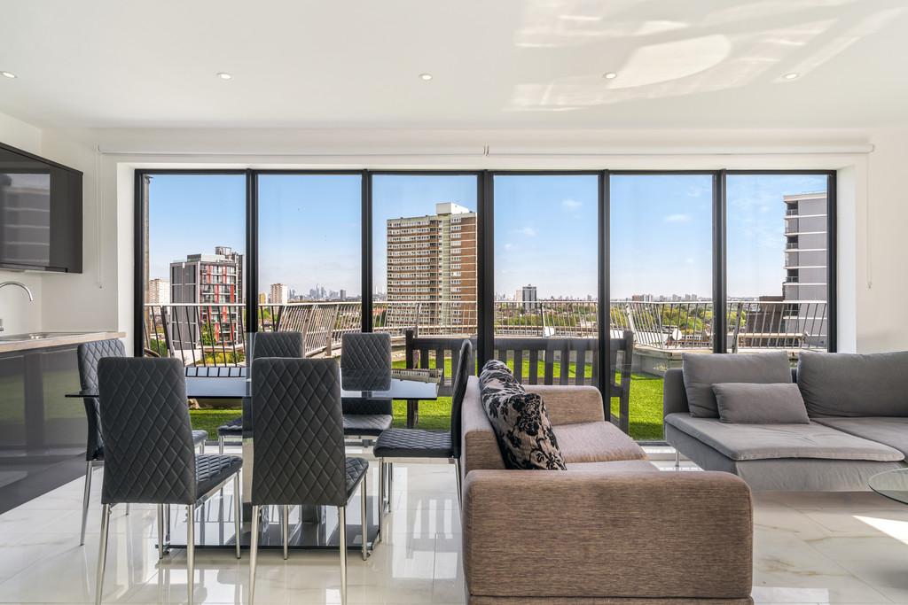 Falcon Wharf, Lombard Road 4 bed apartment to rent - £4,500 pcm (£1,038 pw)
