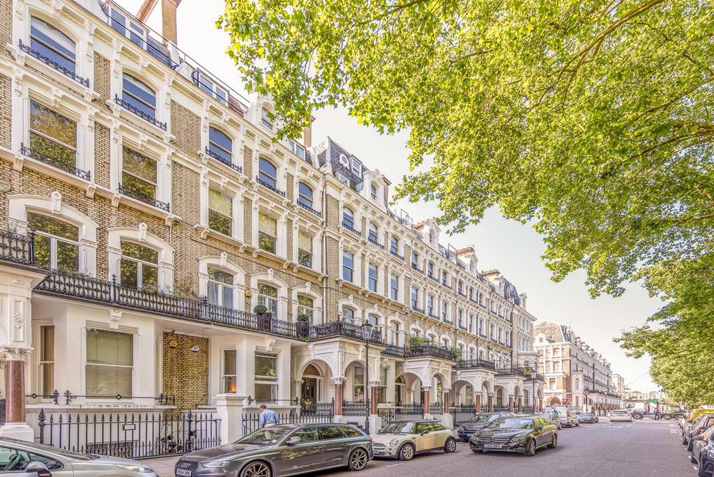 Redcliffe Square, Chelsea, London, SW10 3 bed flat to rent - £4,200 pcm ...