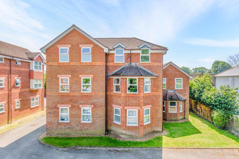 Spinney Hill, Row Town 1 bed apartment - £230,000
