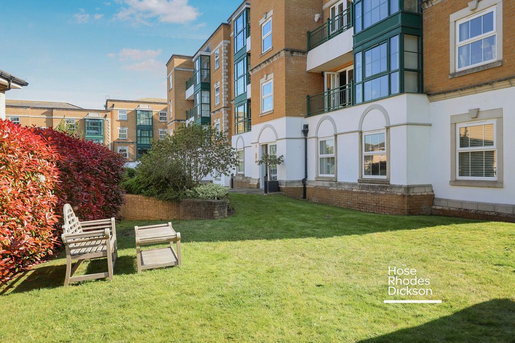Drake House, Cowes 2 bed apartment - £1,350 pcm (£312 pw)