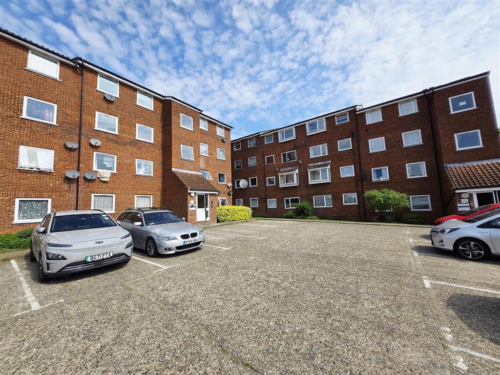 Makepeace Road, Northolt 2 bed apartment to rent - £1,600 pcm (£369 pw)