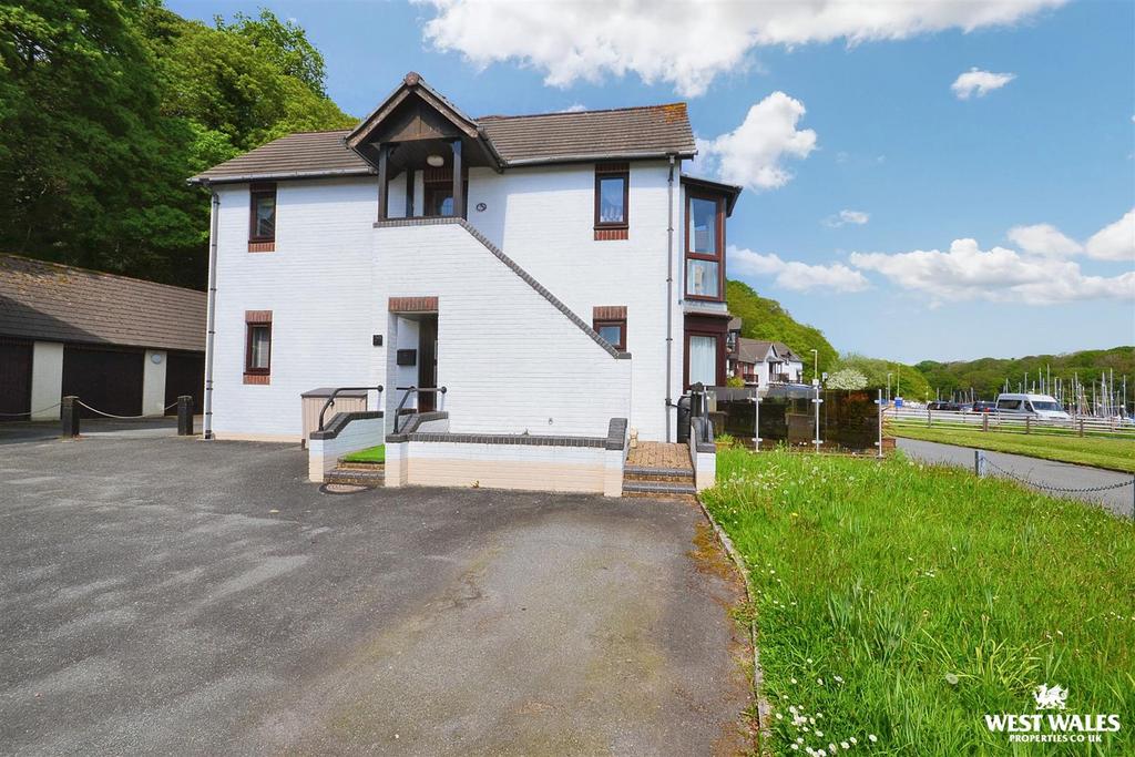 Gaddarn Reach, Neyland, Milford Haven 1 bed apartment - £150,000