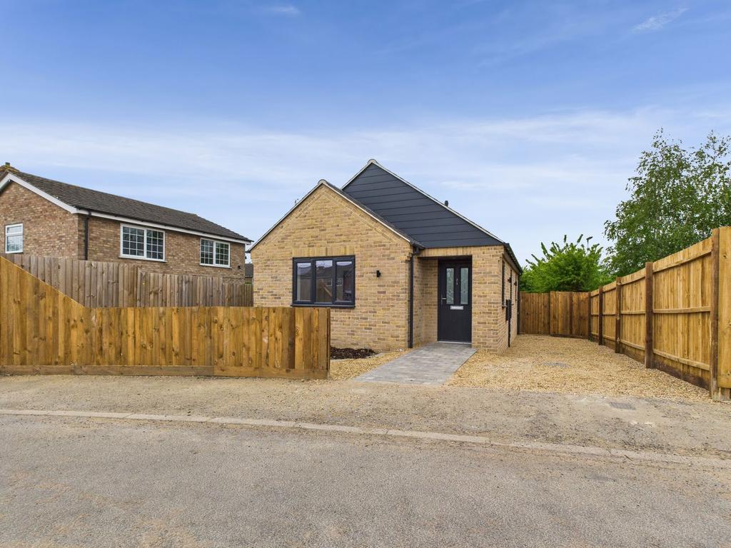 Cherrytree Walk, Yaxley, PE7 2 bed detached bungalow - £260,000