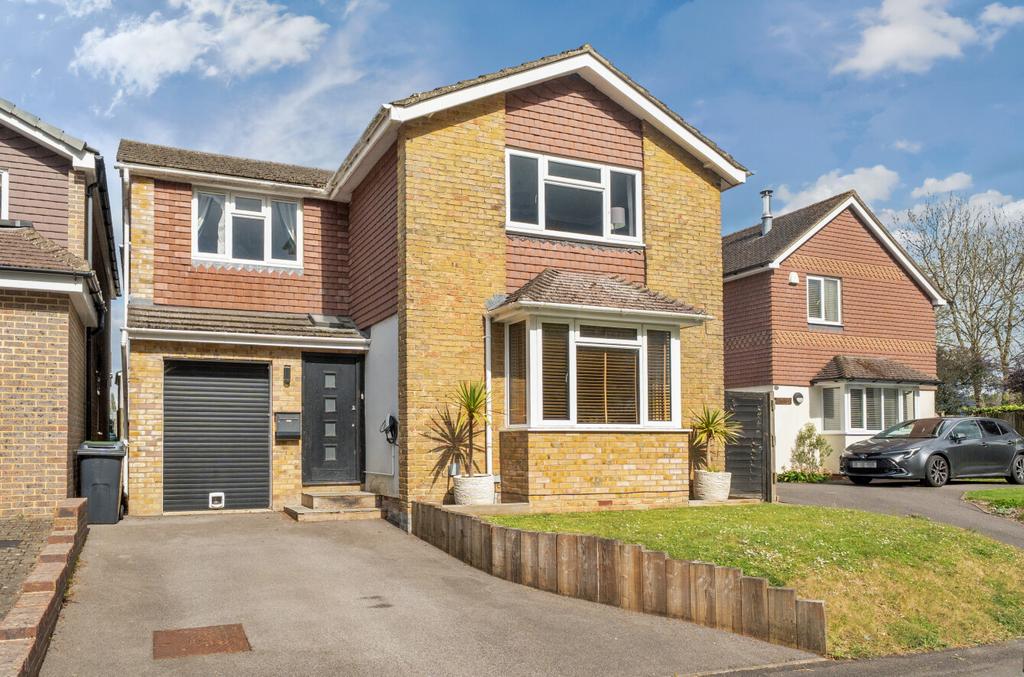 Complins, Alton GU34 4 bed detached house to rent - £2,650 pcm (£612 pw)