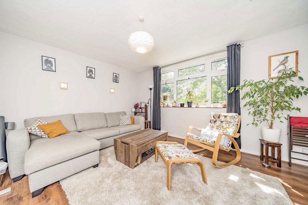 Scrutton Close, London SW12 3 bed flat to rent - £2,350 pcm (£542 pw)