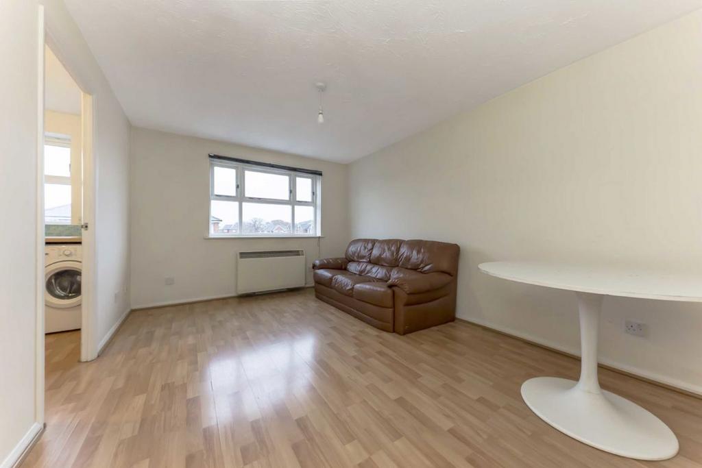 Henry Doulton Drive, London SW17 1 bed flat - £1,700 pcm (£392 pw)