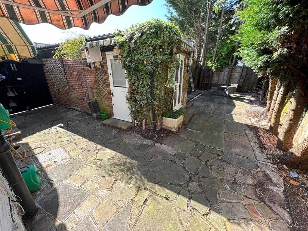 The Fairway, London, NW7 2 bed end of terrace house to rent - £1,800 ...