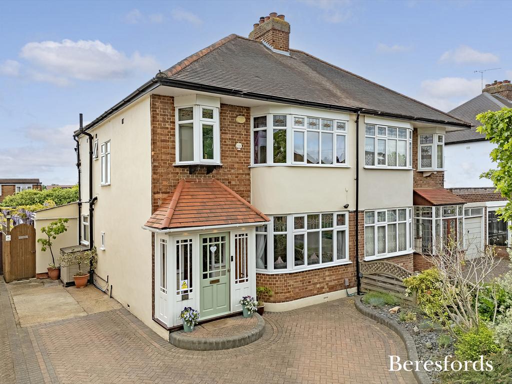 Chester Avenue, Upminster, RM14 3 bed semi-detached house for sale - £ ...