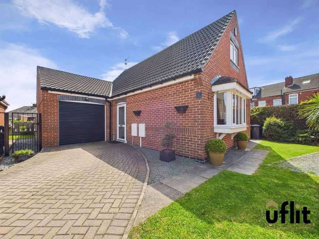 Moorview Court, Rotherham 4 bed detached bungalow for sale - £260,000