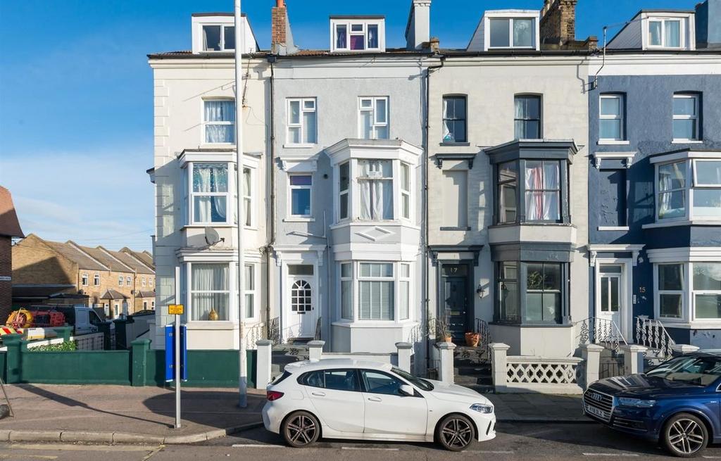 Grange Road, Ramsgate, Kent, CT11 2 bed flat - £850 pcm (£196 pw)