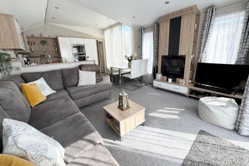 Solent Breezes Holiday Park... 2 bed static caravan for sale - £89,995