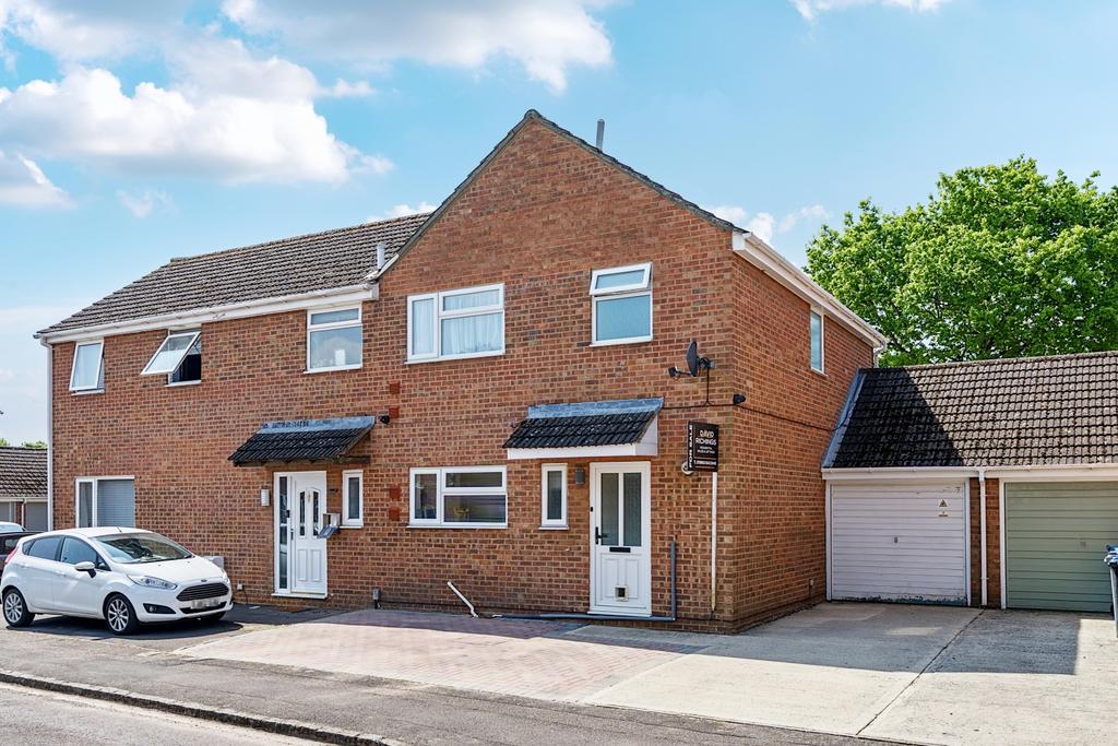 Queens Road, Carterton, Oxfordshire... 3 bed semi-detached house - £335,000