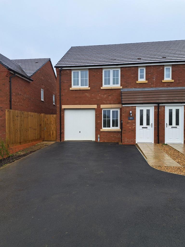 Corby NN17 3 bed semi-detached house - £1,295 pcm (£299 pw)