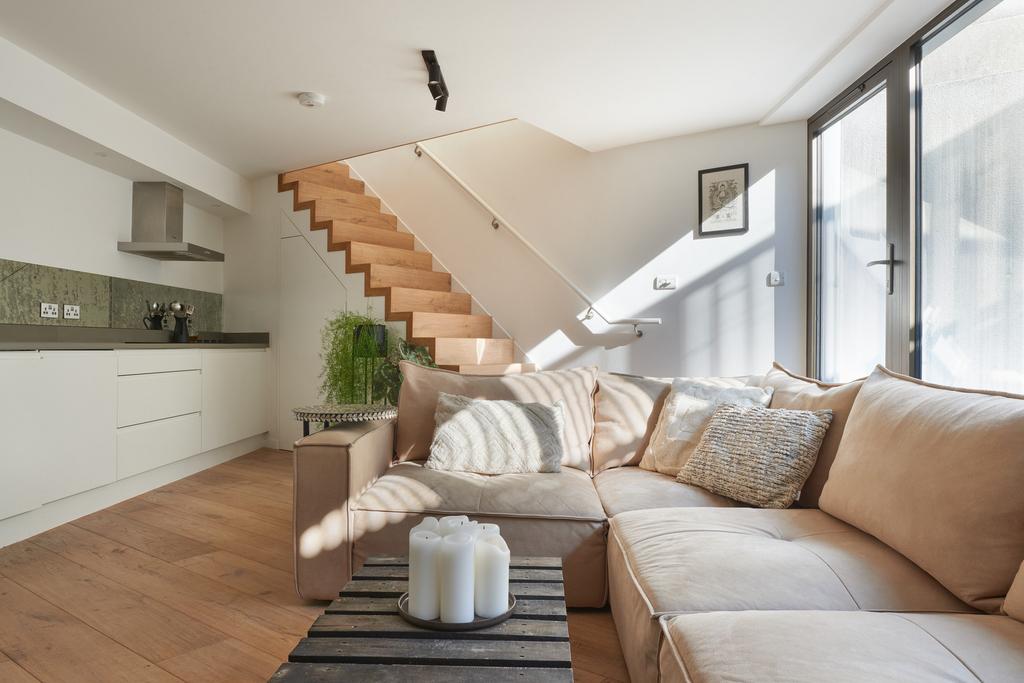Vicarage Road, London KT1 1 bed maisonette - £525,000