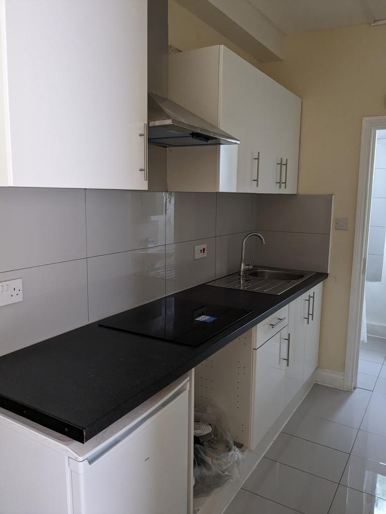 145 Hammersmith Road, London, W14 2 bed flat - £1,906 pcm (£440 pw)