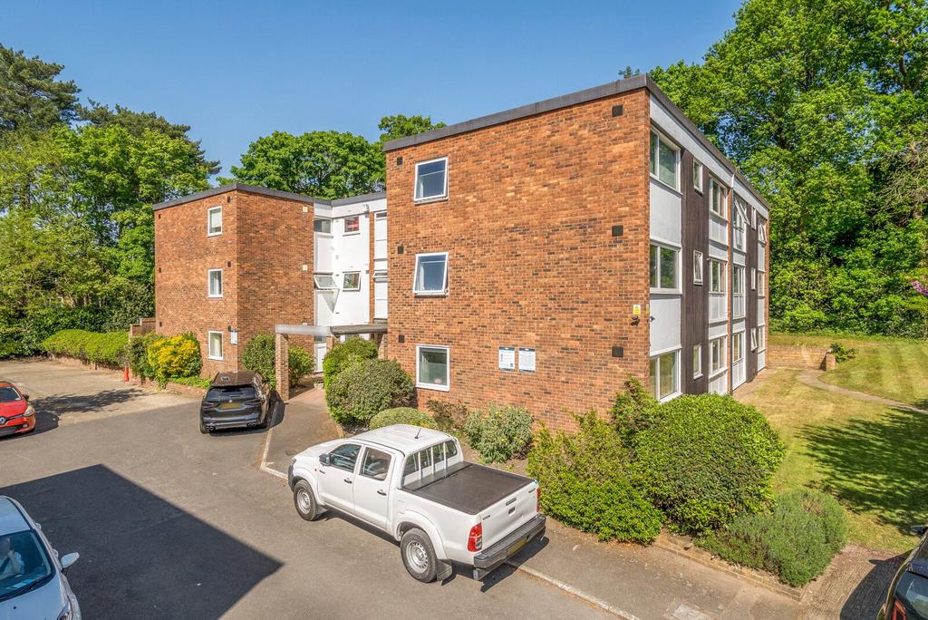 High Point, Weybridge, KT13 2 bed flat - £335,000