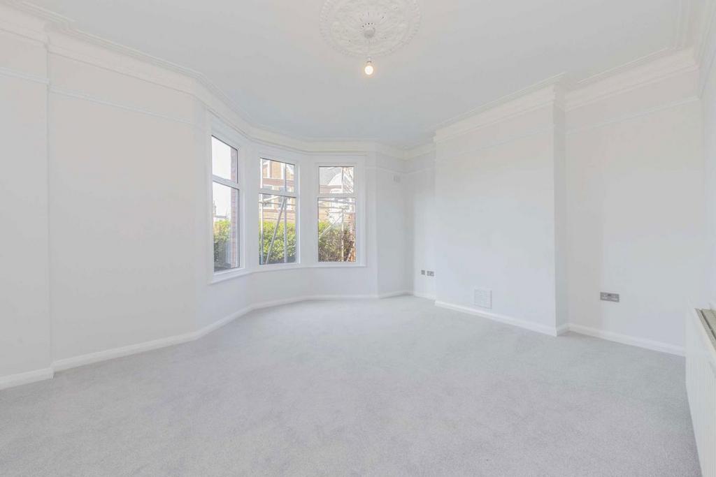 Radbourne Road, London SW12 1 bed flat - £1,950 pcm (£450 pw)