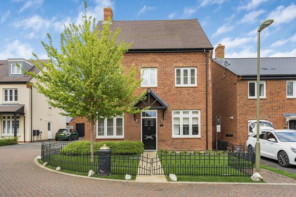 Simpson Drive, Upper Heyford 4 bed detached house - £625,000
