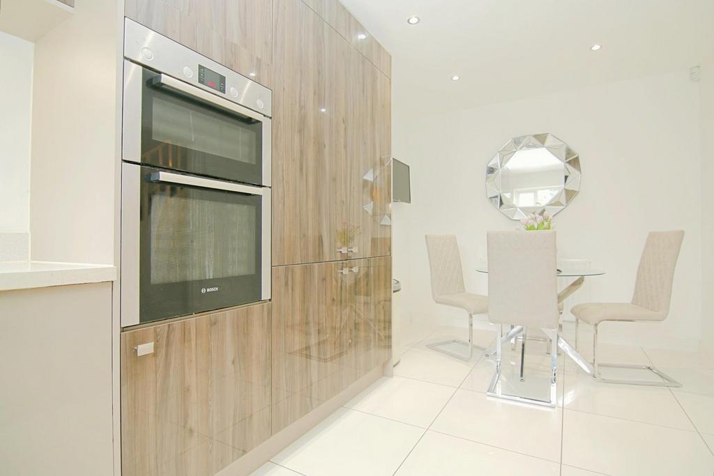 Lumby Lane, Pudsey, LS28 9JF 3 bed semi-detached house - £325,000
