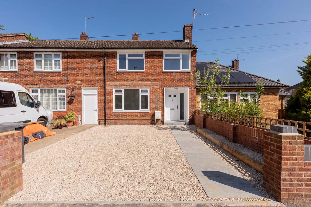 Doddsfield Road, Slough SL2 3 bed end of terrace house - £475,000