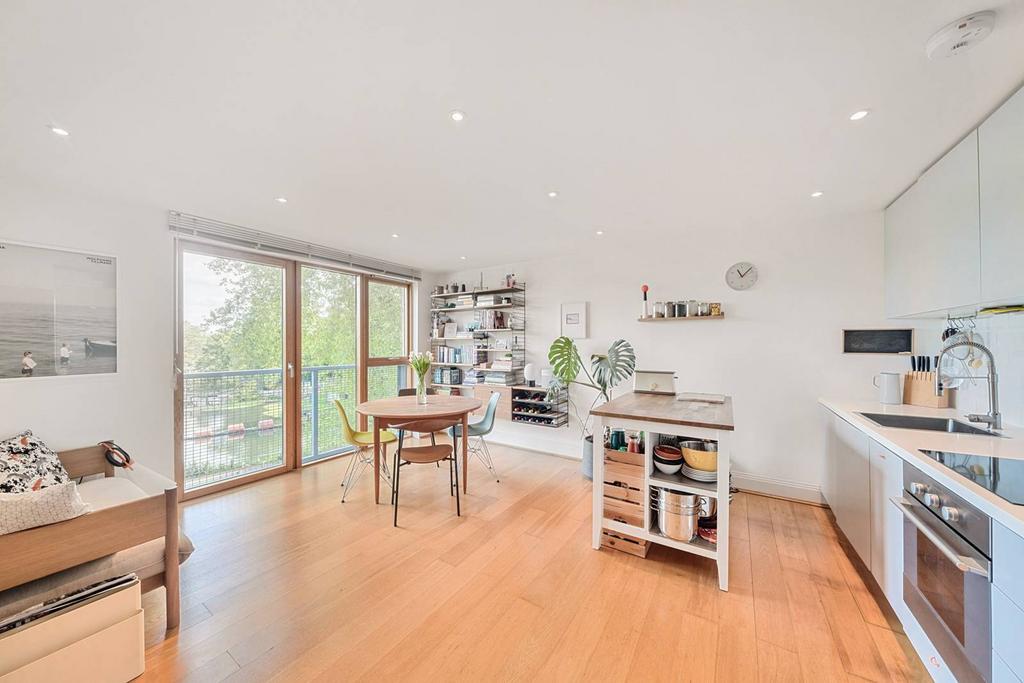 Lea Bridge Road, Lower Clapton... 2 bed flat for sale - £550,000