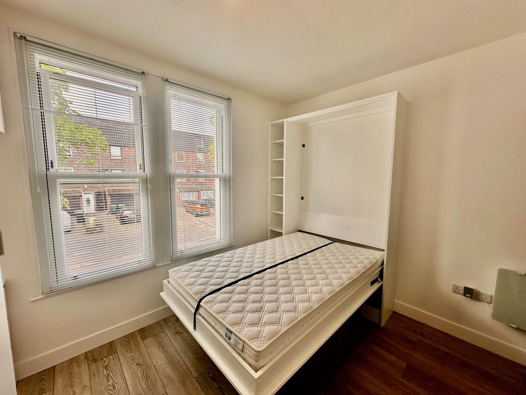 Gilmore Rd, London SE13 Studio - £1,070 pcm (£247 pw)