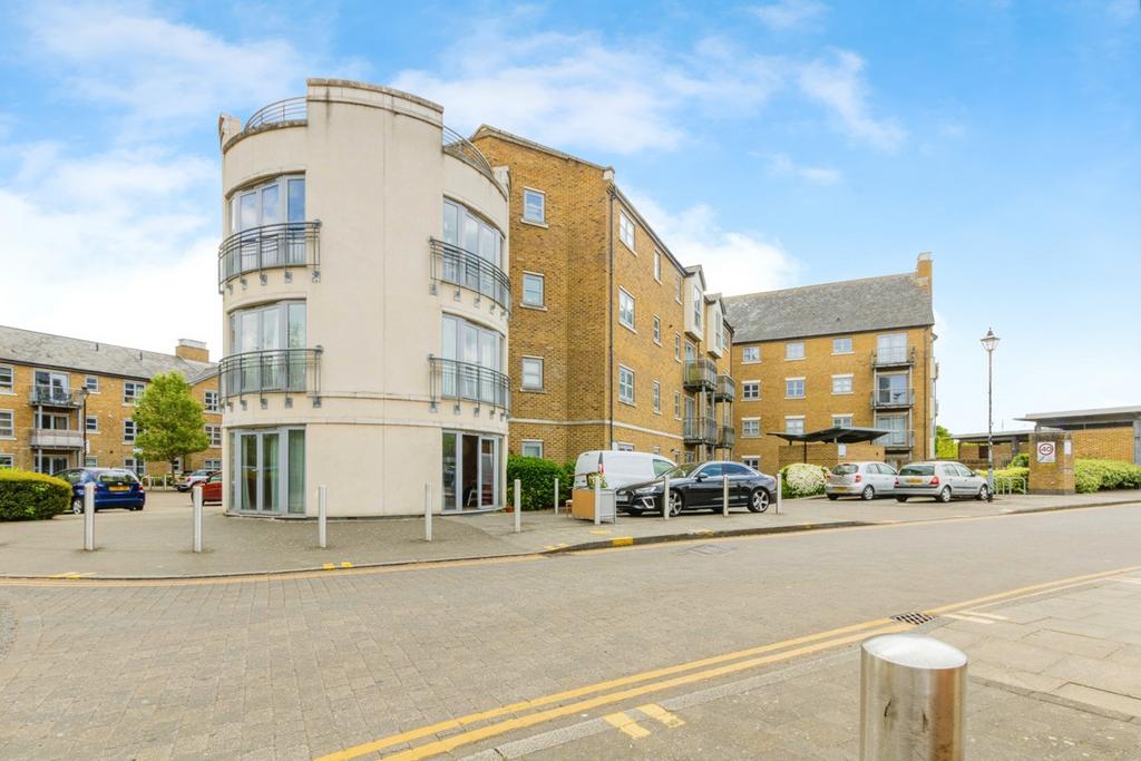Rotary Way, Colchester, CO3 2 bed flat - £210,000