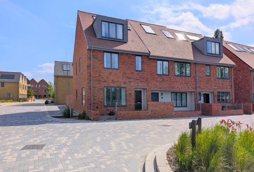 Azure Grove, Woking GU21 3 bed end of terrace house to rent - £2,250 ...