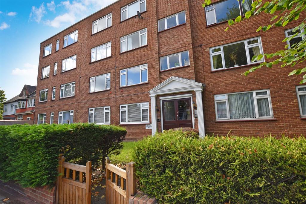 High Street, Wanstead 2 bed flat for sale - £460,000