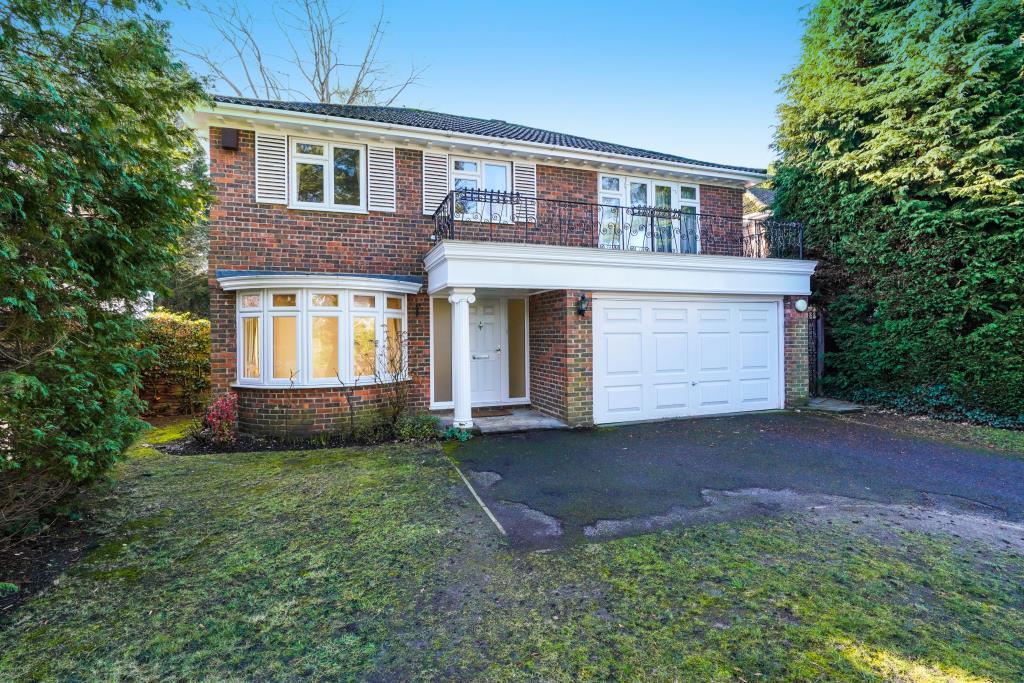 Farleton Close, Weybridge, Surrey, KT13 5 bed detached house - £3,950 ...