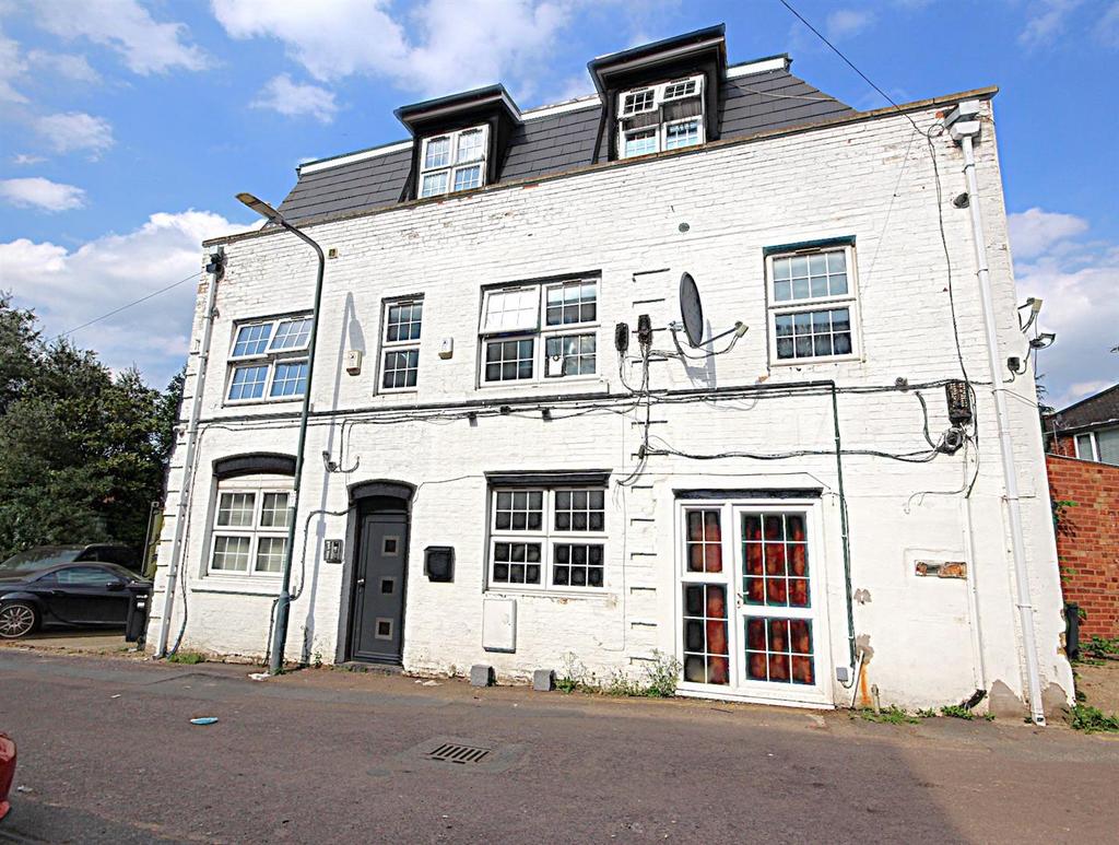 Wellington Passage, Wanstead Studio - £1,100 pcm (£254 pw)