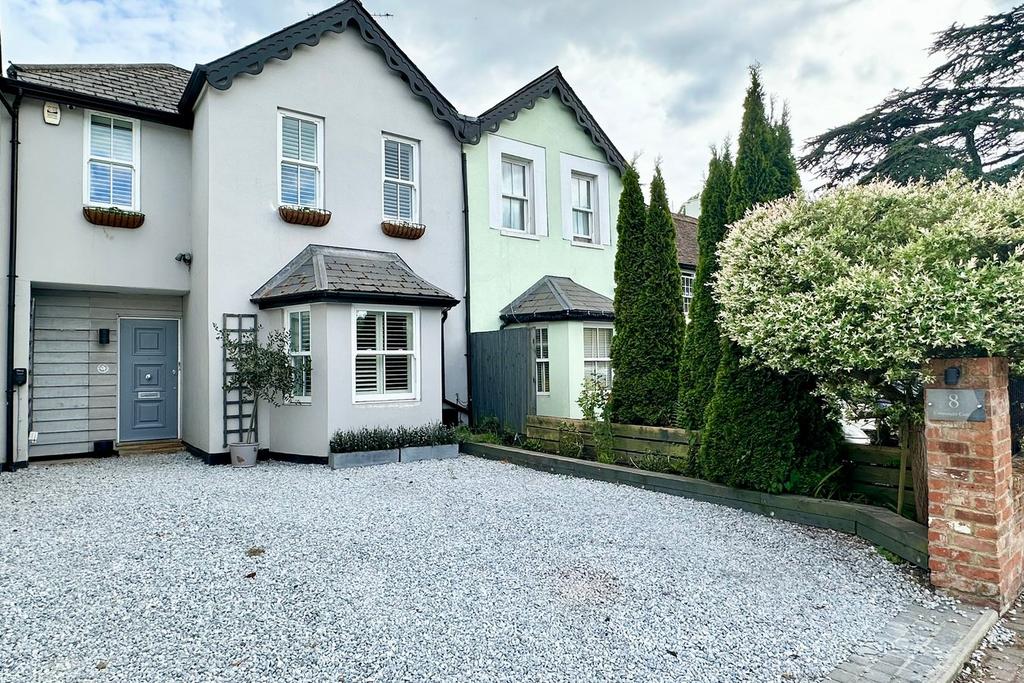 High Street, BAGSHOT GU19 3 bed semi-detached house for sale - £550,000