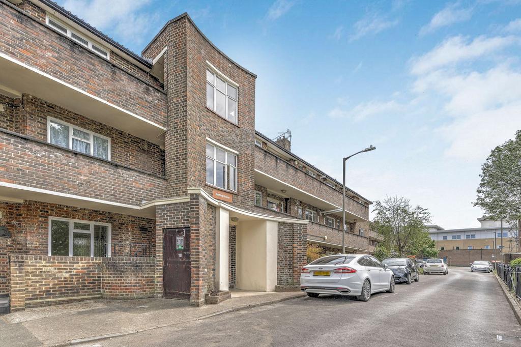 Hartley House, Roehampton, SW15 3 bed flat for sale - £390,000