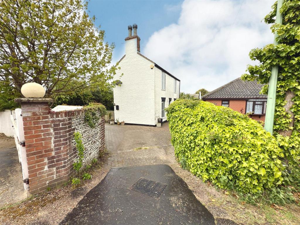 Mill Lane, Corton, Lowestoft, Suffolk 3 bed detached house for sale - £ ...
