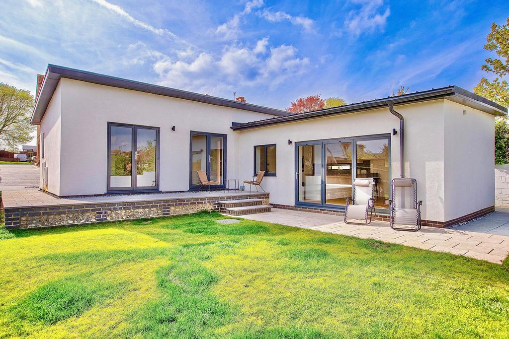 Mile Oak Road, Brighton, BN41 3 bed detached bungalow for sale - £550,000