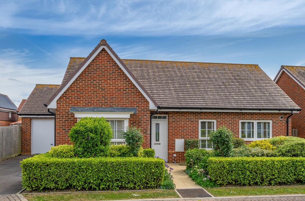 Hubble Close, Selsey, PO20 3 bed detached bungalow - £425,000