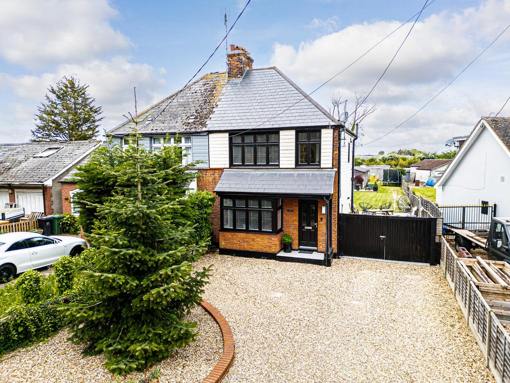 Cranfield Park Road, Wickford, SS12 3 bed semi-detached house for sale - £450,000