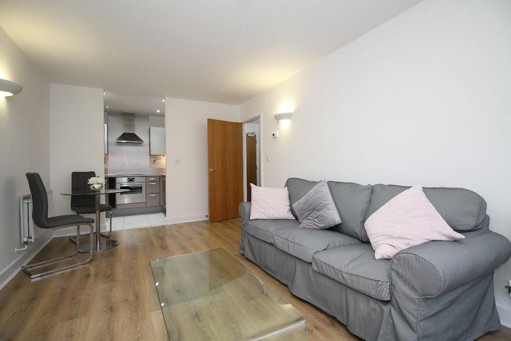 Proton Tower, Blackwall Way, Canary... 1 bed flat - £1,900 pcm (£438 pw)