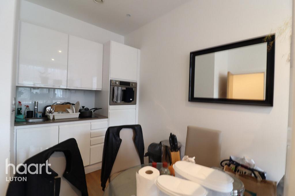 Flowers Way, LUTON 1 bed apartment - £900 pcm (£208 pw)