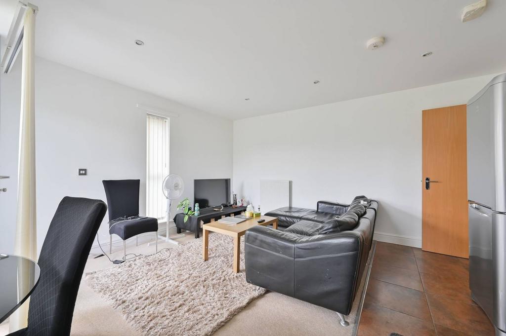 Lime Court, Rayners Lane, Harrow, HA2 2 bed flat - £3,000 pcm (£692 pw)