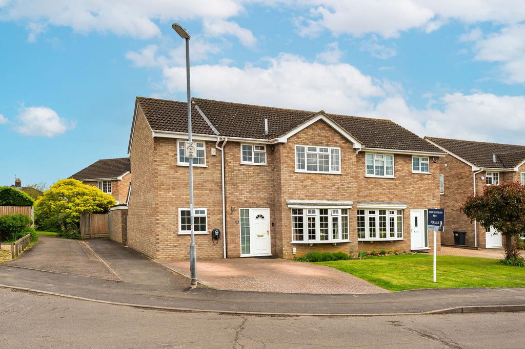 Aragon Place, Huntingdon PE28 4 bed semi-detached house for sale - £400,000