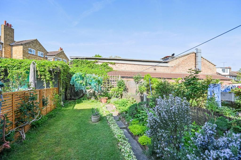 Bromley Road, Lloyd Park, London, E17 2 bed terraced house for sale - £ ...