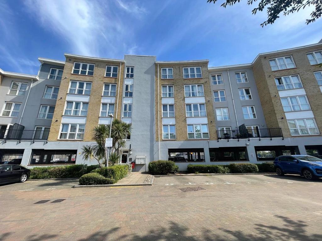 Fisgard Court, Admirals Way... 1 bed flat - £170,000