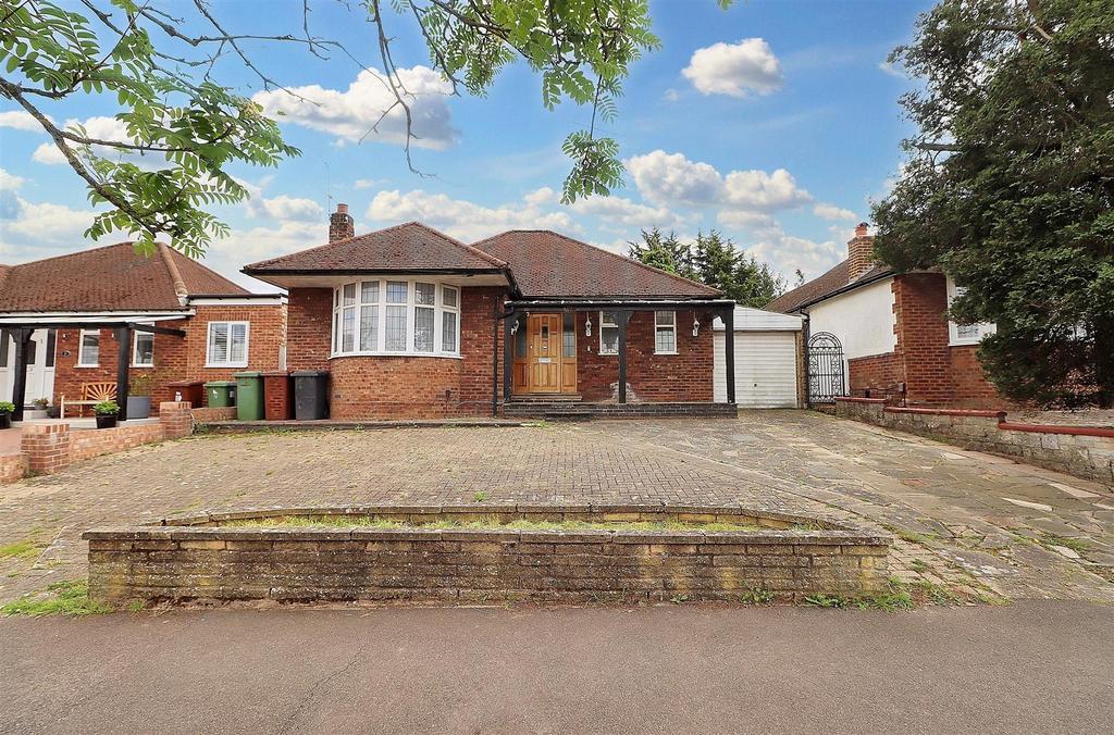 Tennison Avenue, Borehamwood 3 bed detached bungalow - £699,950