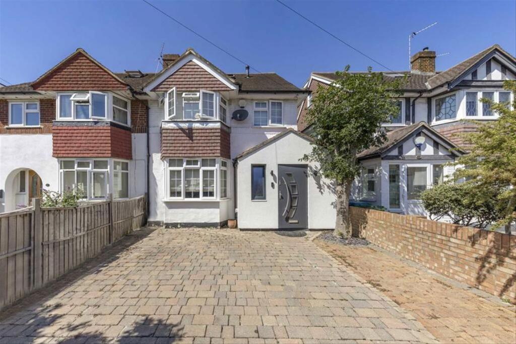 Beech Way, Twickenham TW2 4 bed terraced house - £3,200 pcm (£738 pw)