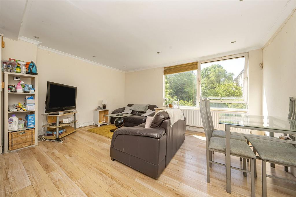25 Carlton Drive, London, SW15 4 bed apartment for sale - £380,000