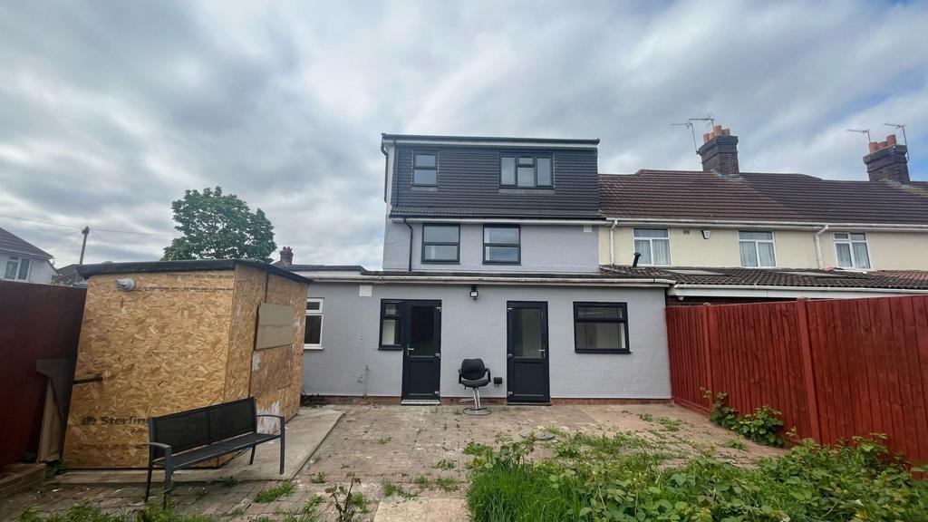 Hunters Grove, Hayes, UB3 6 bed semi-detached house to rent - £6,600 ...