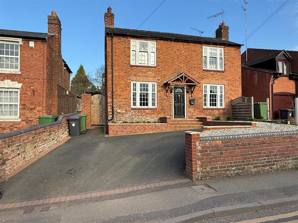 Castle Road, Cookley, Kidderminster 3 bed semi-detached house - £280,000