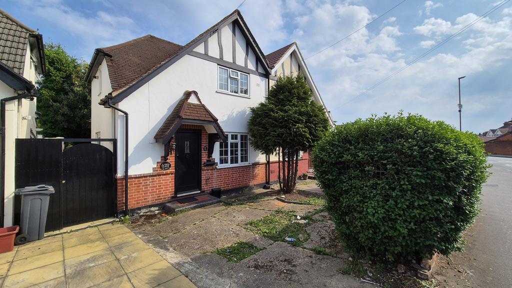 Springwell Road, Hounslow, TW5 2 bed semi-detached house - £1,995 pcm ...