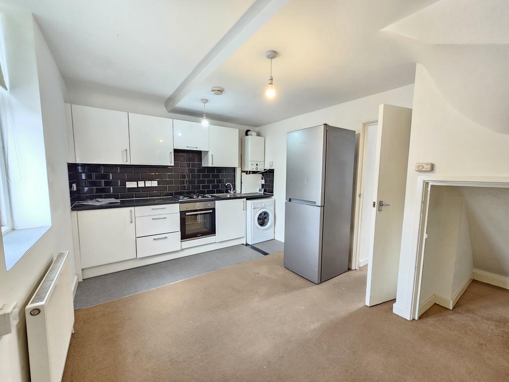 Watling Street, Radlett WD7 1 bed maisonette - £1,150 pcm (£265 pw)
